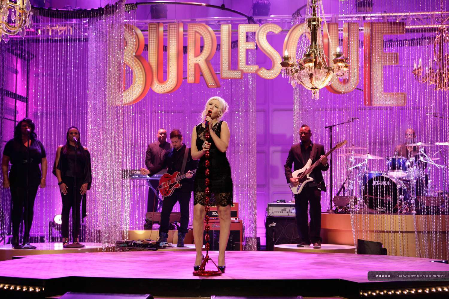November 17, 2010 > Stills - 14 - Xtina Pictures